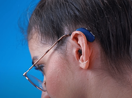 Comment mettre un appareil auditif BTE thin tube ? - Laboratoires Unisson